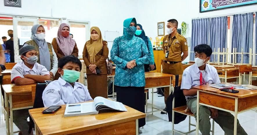 Simulasi PTM, Ketua TP PKK Makassar, Tinjau SMP Athirah Bukit Baruga ...