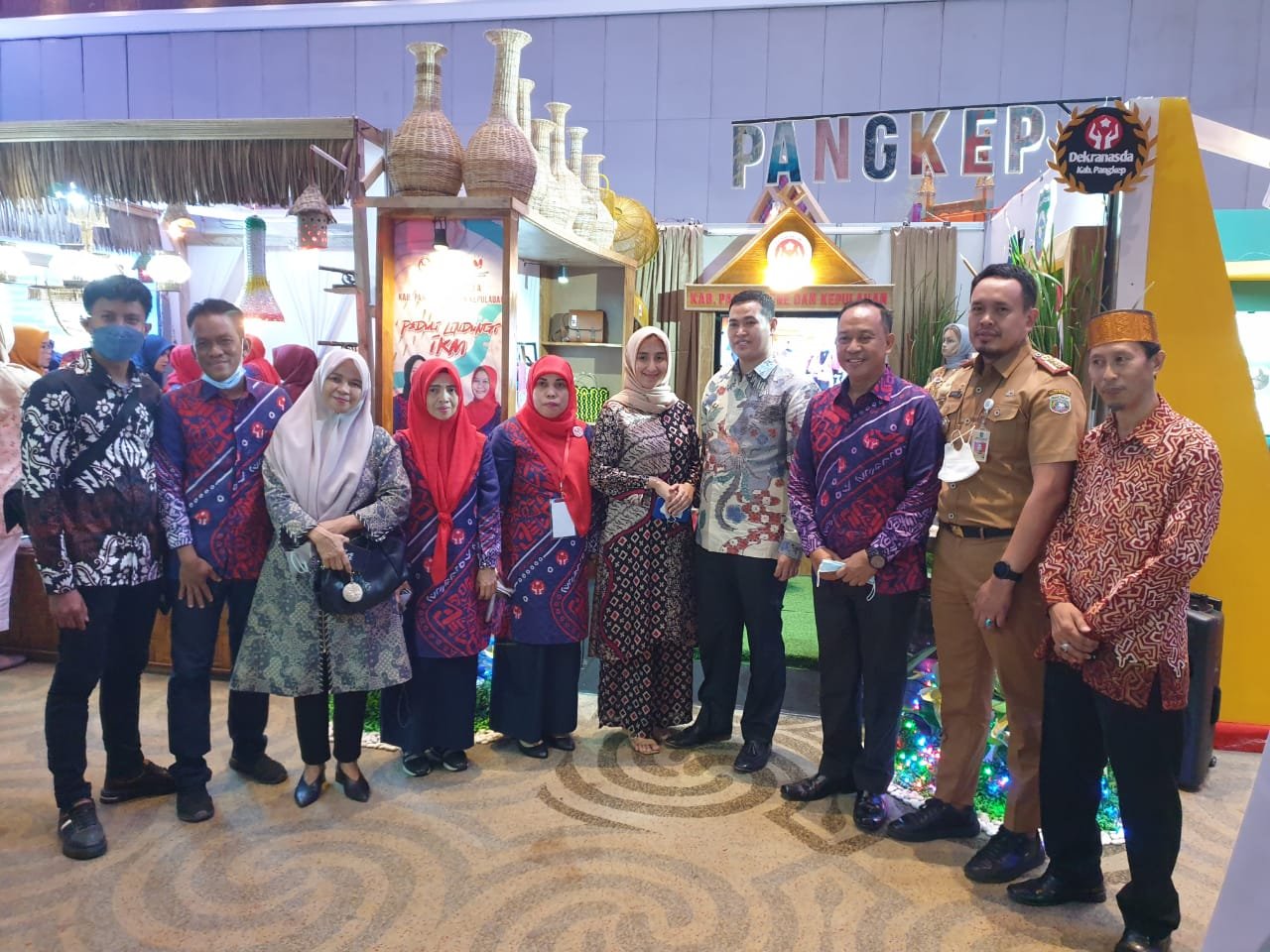 Kunjungi Stand Pameran Dekranasda Pangkep di Sulsel Craft 2022, Bupati ...