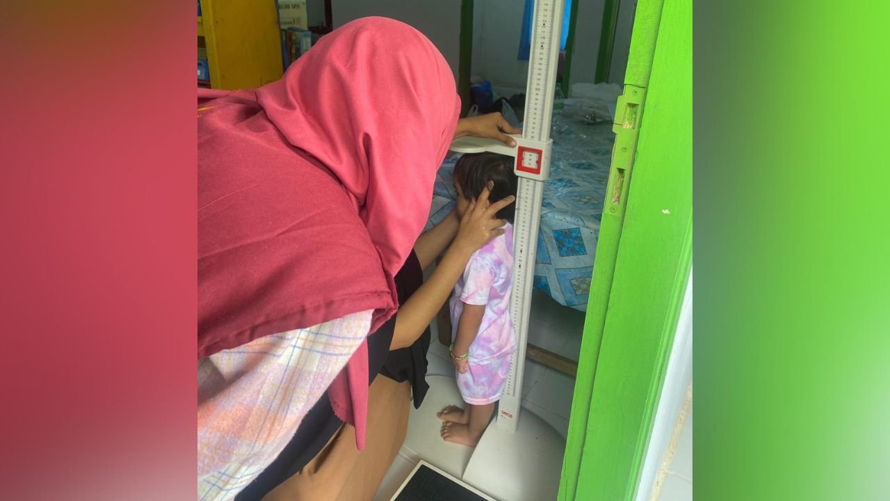 Aksi Stop Stunting Door to Door, Edukasi Orang Tua Balita Cek Tumbuh ...