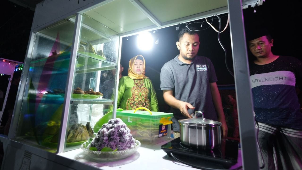 PLN Resmikan Taman Desa Sejuta Lampu dan Gerobak Kuliner di Bontoloe ...