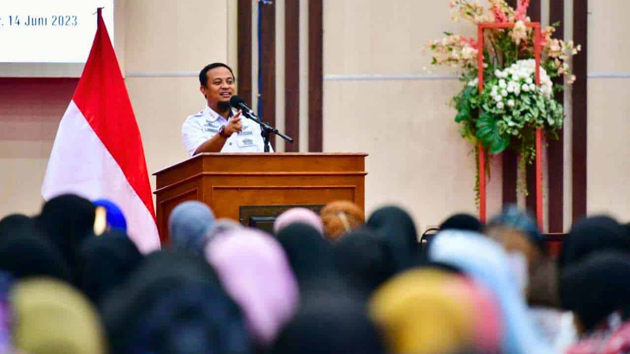 Gubernur Andi Sudirman Serahkan SK Kenaikan Jabatan Fungsional 856 PNS ... Gubernur Andi Sudirman Serahkan SK Kenaikan Jabatan Fungsional 856 PNS ...