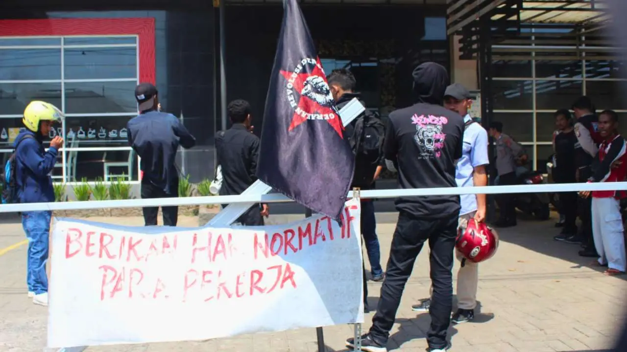 PHK Sepihak Dua Karyawan, Puluhan Massa Geruduk Hotel Bunga Permata ...