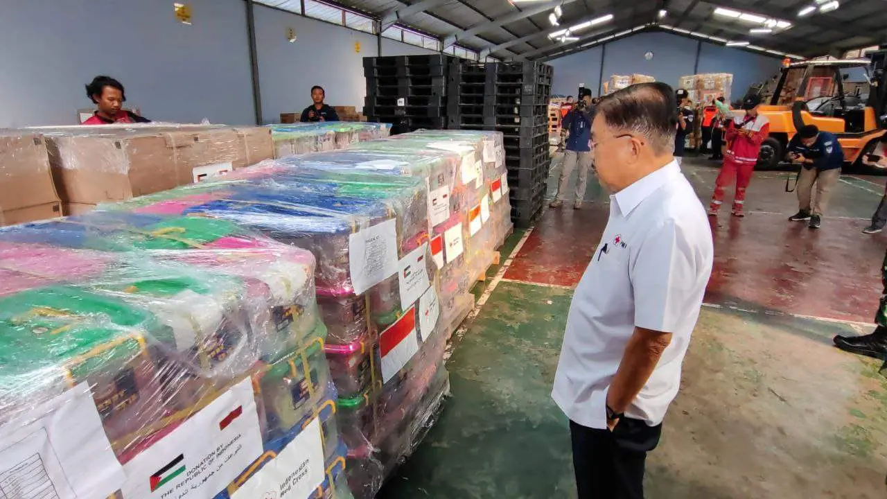 Jusuf Kalla Tinjau Bantuan PMI untuk Palestina di Halim Perdana Kusuma ...