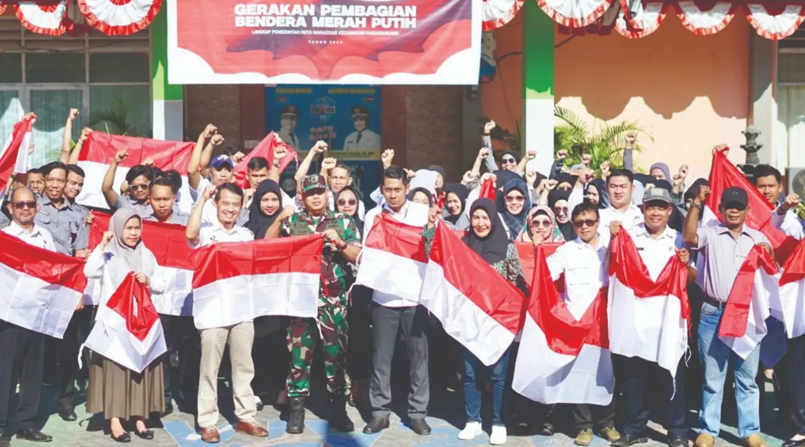 Jelang Peringatan HUT RI ke-79, Kesbangpol Makassar Bagikan Bendera ...